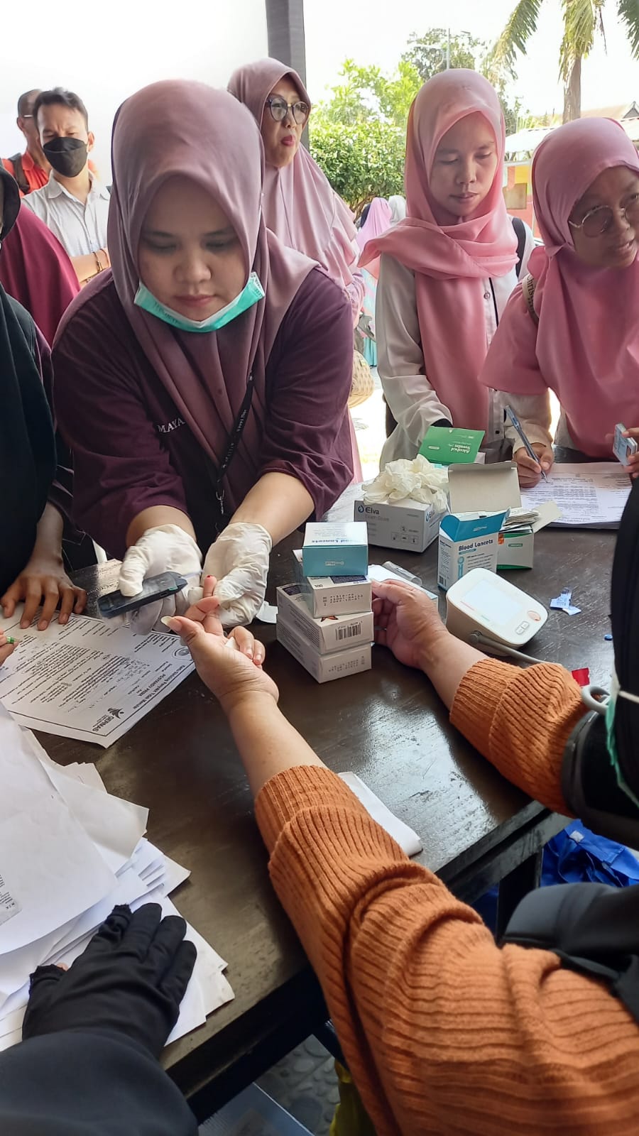 Pemeriksaan PTM : Pengambilan Sampel Darah Untuk Pengecekan Kadar Gula ...