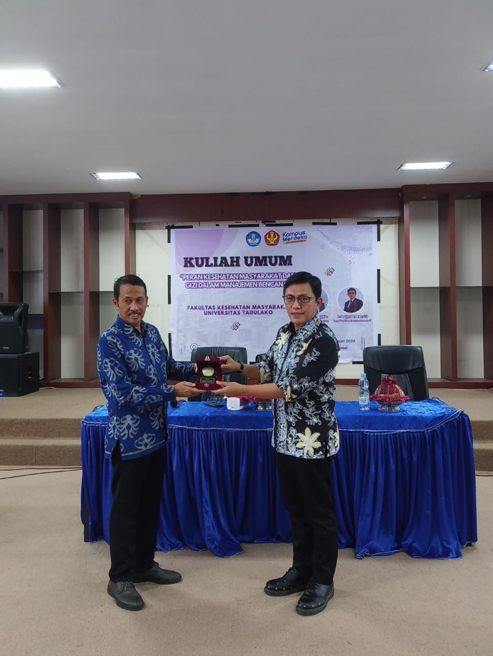 Penyerahan Cindera Mata Dari Pihak UNTAD Kepada Kapuskriskes